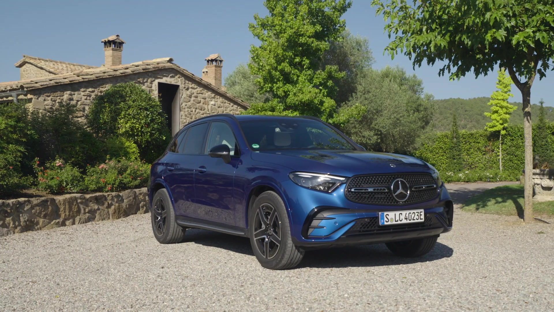 Mercedes-Benz GLC 300 4MATIC Design Preview in Spectral blue