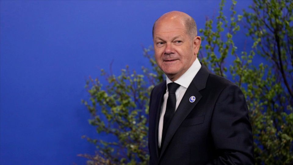 Sicherheitspanne: Mann umarmt Bundeskanzler Scholz - BuzzClips