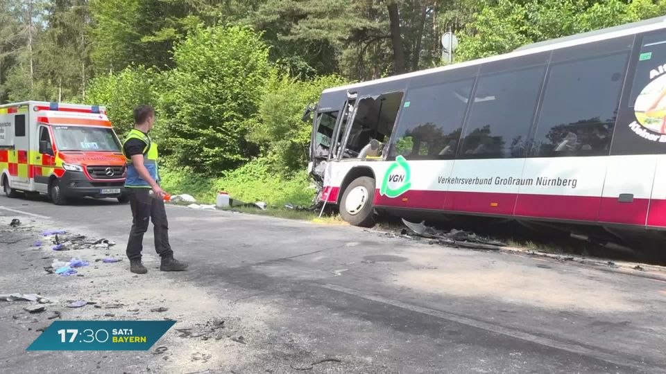 Schwerer Bus-Unfall in Bechhofen: Junge Mutter stirbt, Kind schwer ...